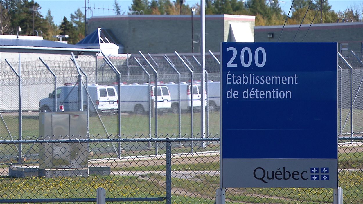 Des détenus logés dans le gymnase de la prison de Rimouski | Radio-Canada