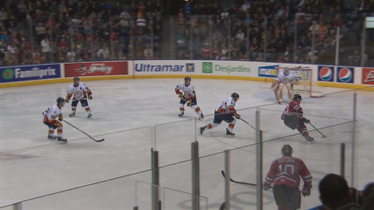 Première victoire de l'année à domicile pour les Remparts | Radio-Canada