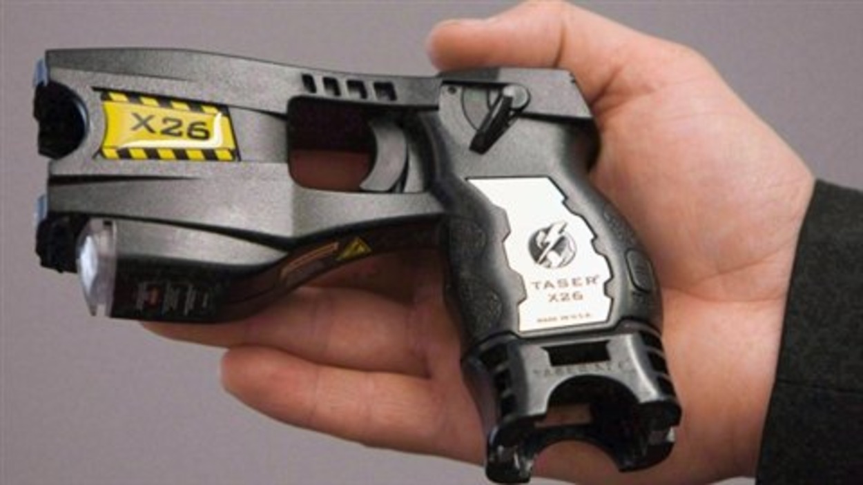 Moins de pistolets à décharge électrique au SPVM qu'ailleurs au pays ...