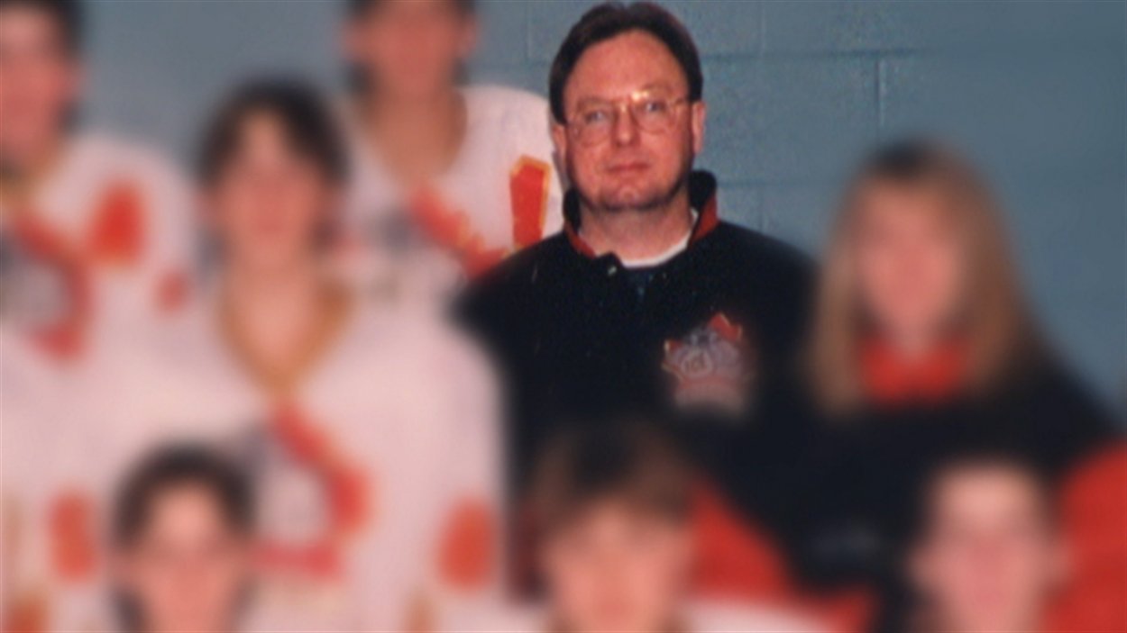 Un ex-entraîneur de hockey accusé d'agression sexuelle est libéré sous ...