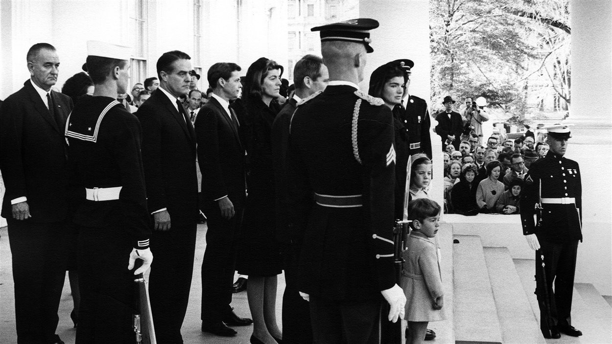 Les Américains saluent la mémoire de JFK | Radio-Canada