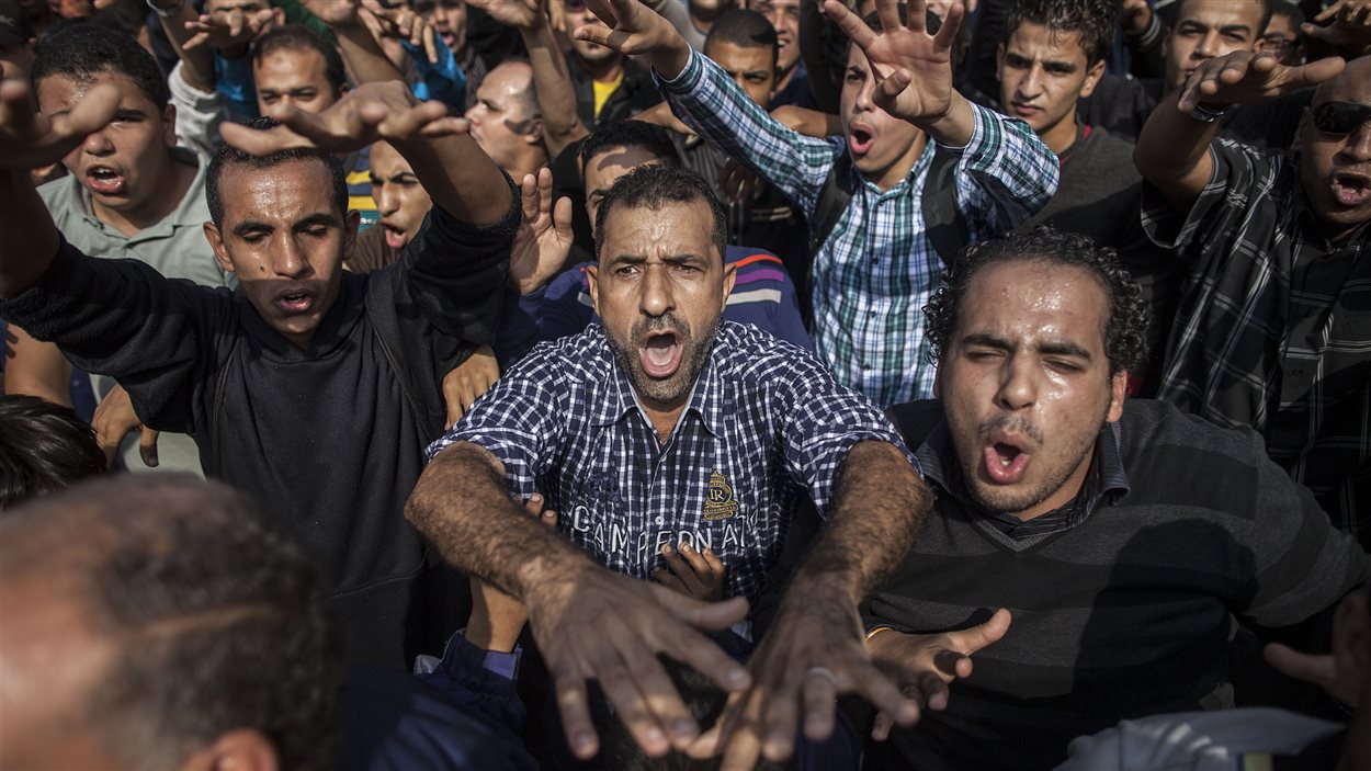 Égypte : Morsi défie les juges, son procès est ajourné | Radio-Canada