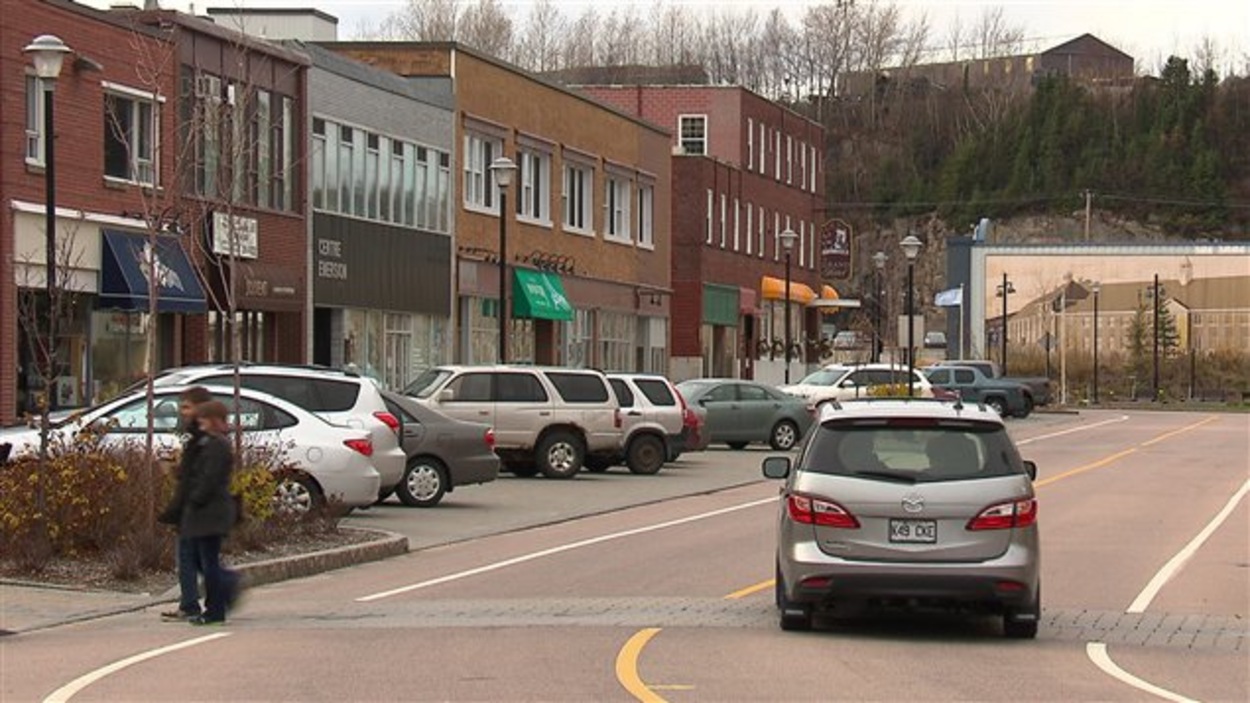 Baie-Comeau : les cols blancs rejettent l'offre de la Ville | Radio-Canada