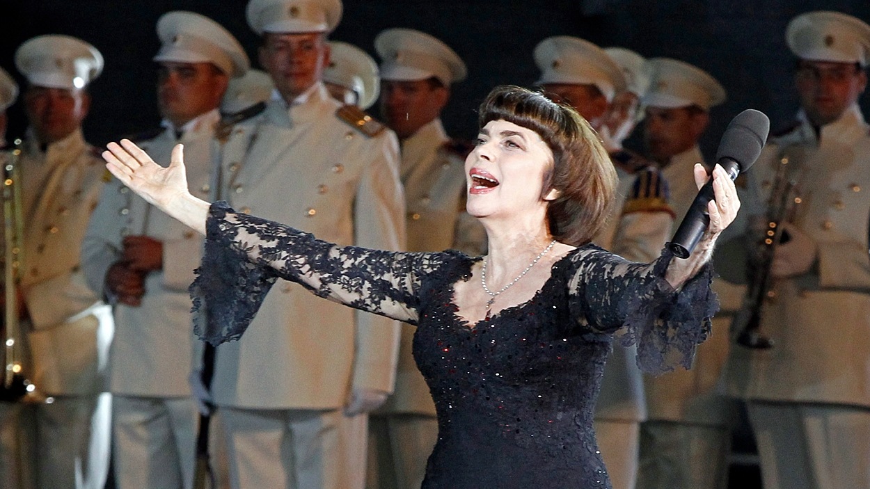 Mireille Mathieu souligne ses 50 ans de carrière avec un concert à l ...