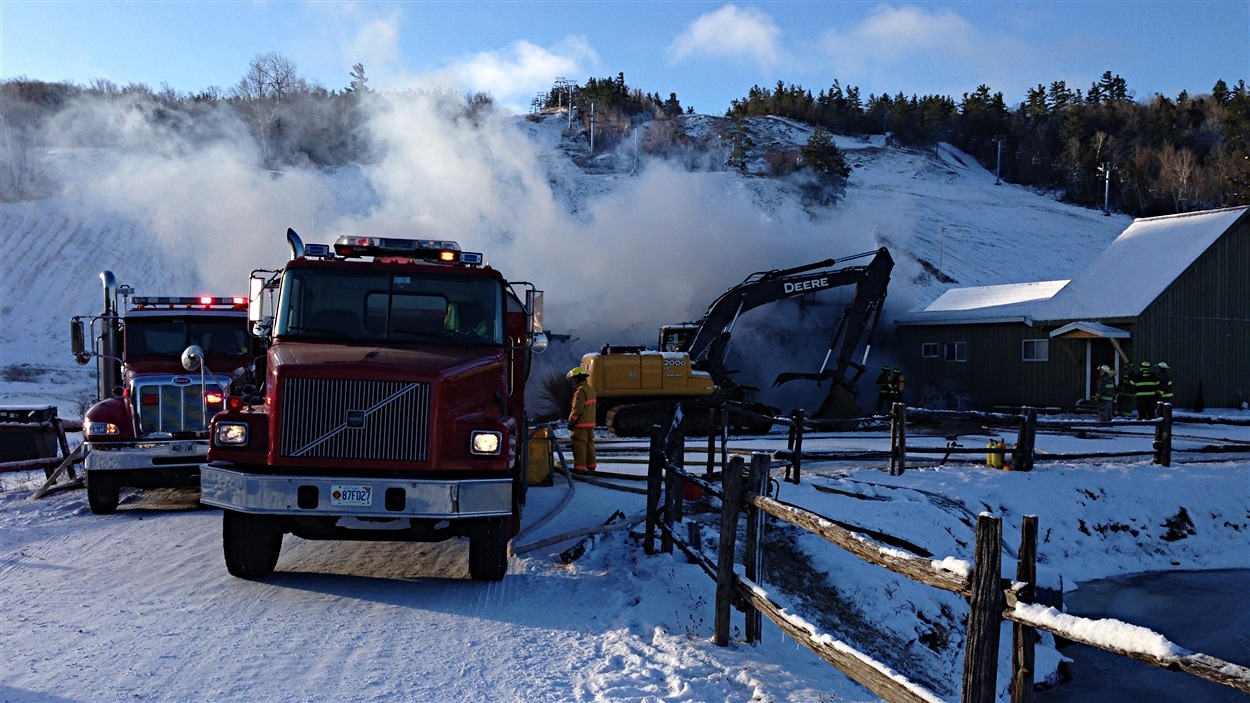 Un incendie frappe le centre de ski Calabogie Peaks | Radio-Canada
