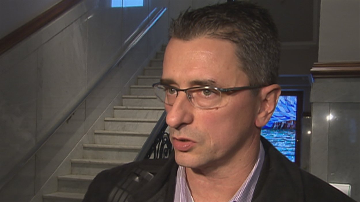 Rencontre cordiale entre les pompiers et le maire | Radio-Canada