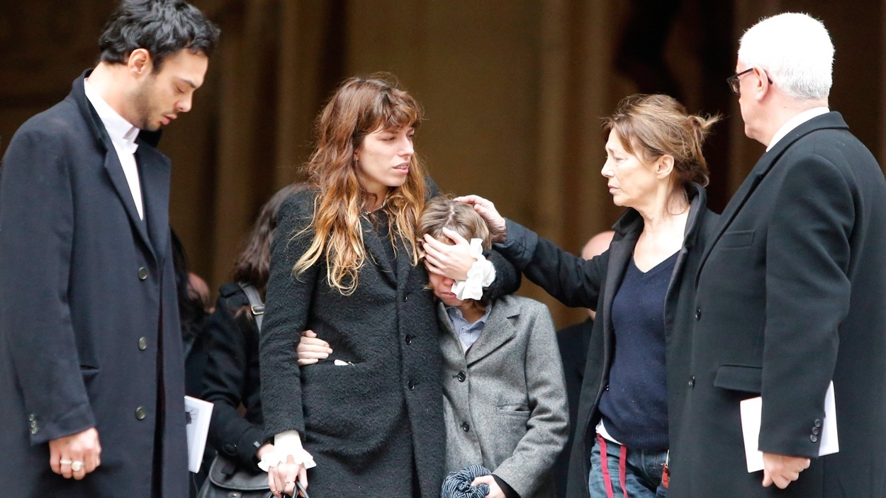 Jane Birkin accompagne sa fille, Kate Barry, dans son dernier repos ...