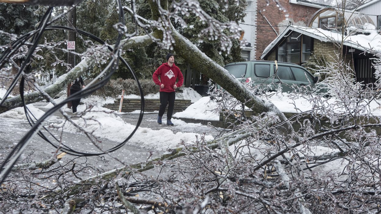 Le verglas plonge des centaines de milliers d'Ontariens dans le noir ...