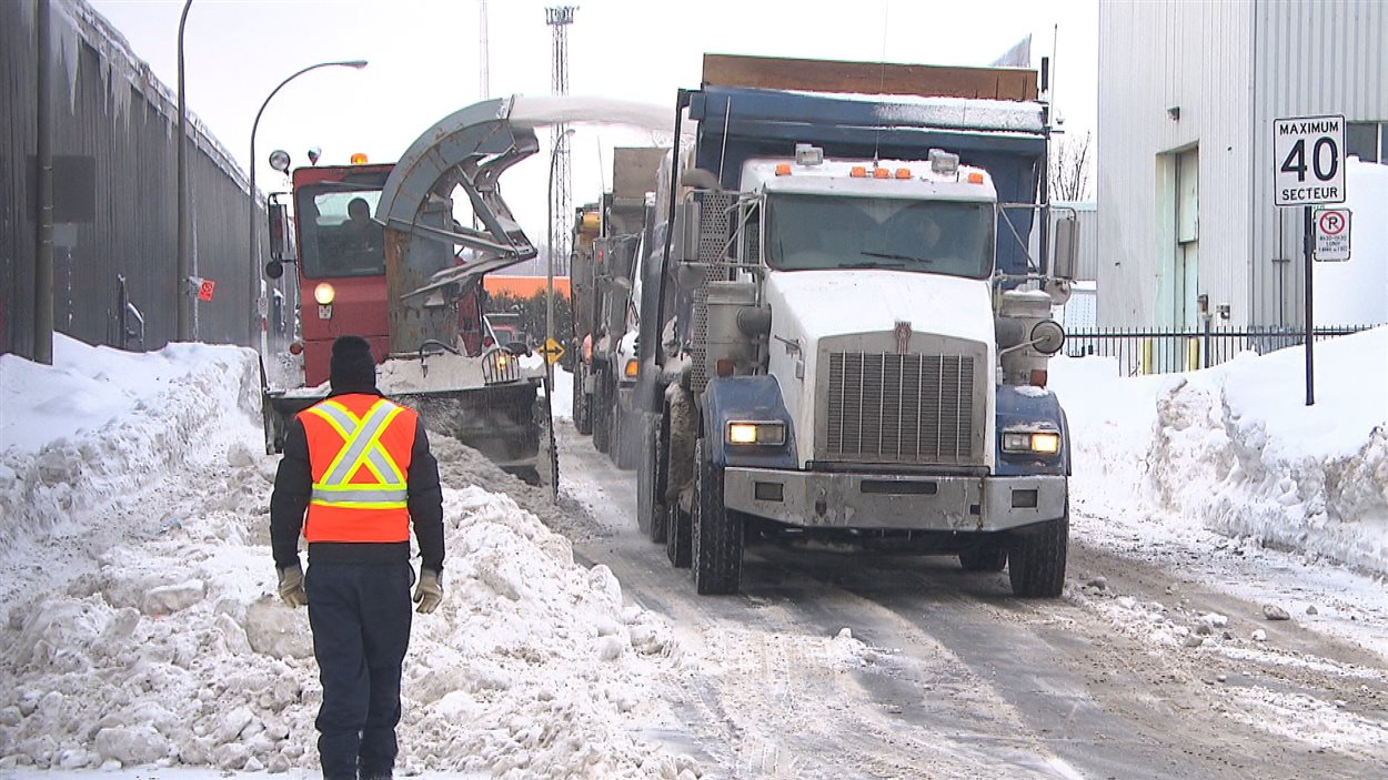 70 % des rues déneigées à Montréal | Radio-Canada