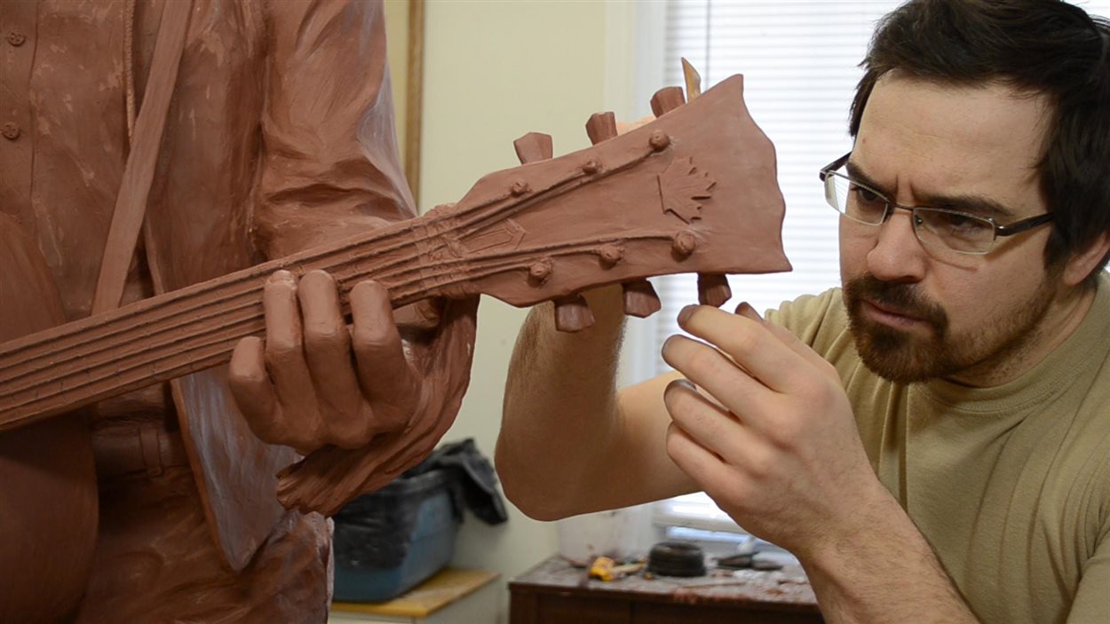 Une statue de bronze pour Stompin' Tom à Sudbury | Radio-Canada
