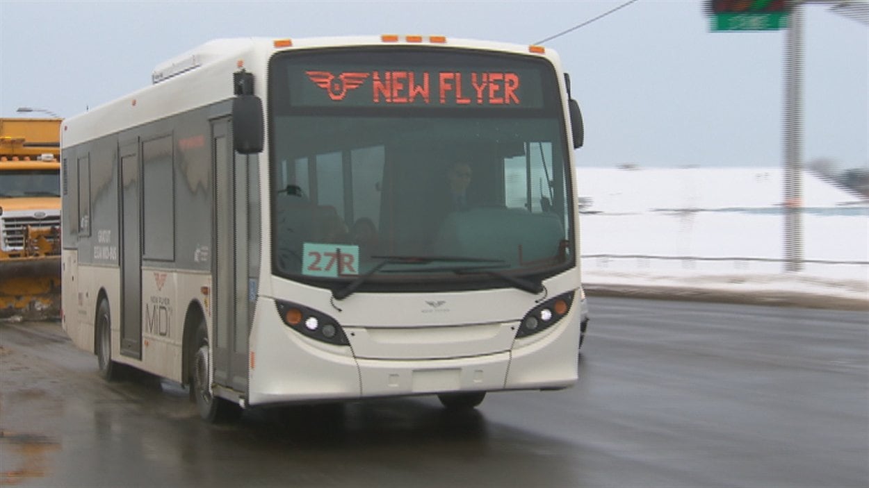 Le midibus à l'essai à Lévis | Radio-Canada