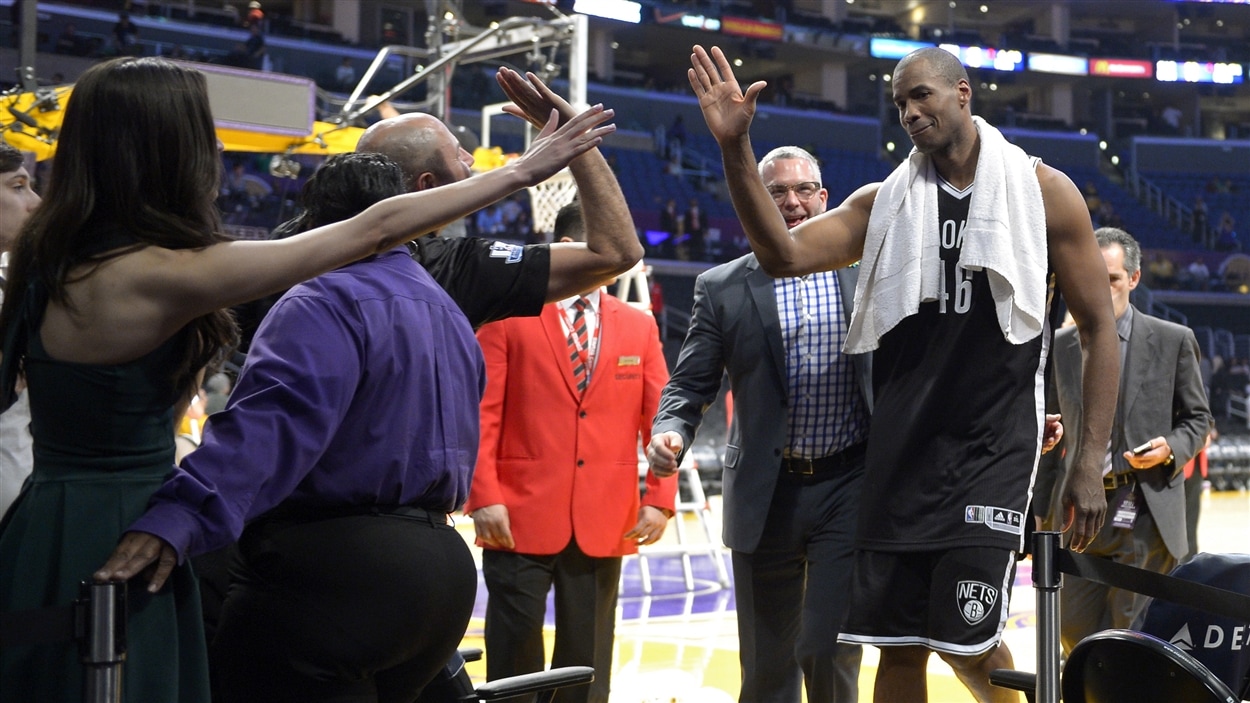 Jason Collins se joint aux Nets | Radio-Canada