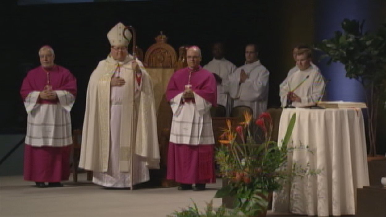 Plus de 4000 personnes pour célébrer le cardinal Lacroix | Radio-Canada.ca