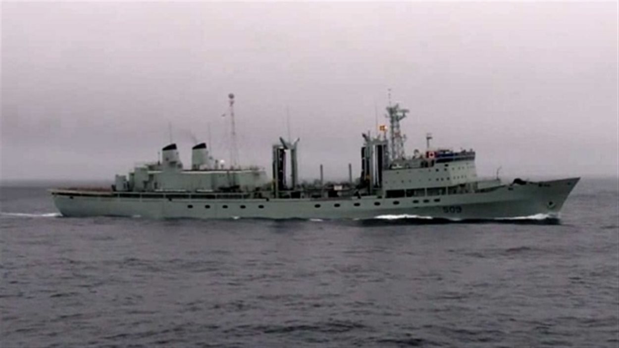 L’opération de remorquage du NCSM Protecteur subit un revers | Radio-Canada