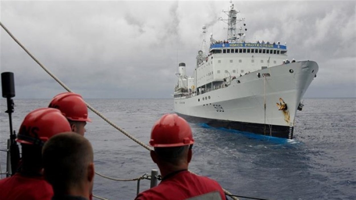 Le NCSM Protecteur est remorqué vers Hawaï par le USNS Sioux | Radio-Canada