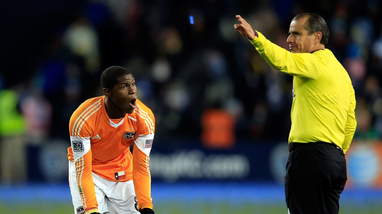 Des arbitres remplaçants pour l'ouverture | Radio-Canada