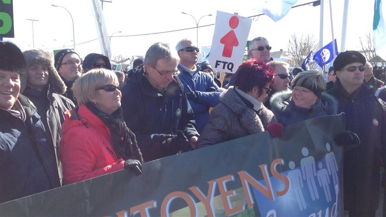 Près de 2000 personnes dans la rue pour Mine Arnaud | Radio-Canada