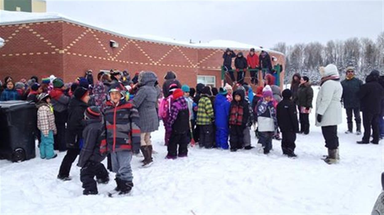 Les enfants de Lac-Simon marchent pour la sécurité routière | Radio-Canada