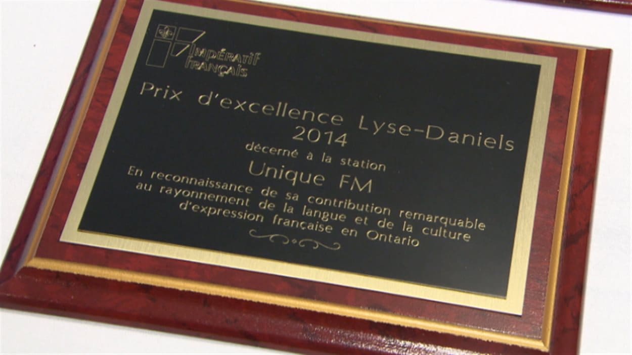 Unique FM reçoit un prix d'excellence d'Impératif français | Radio-Canada