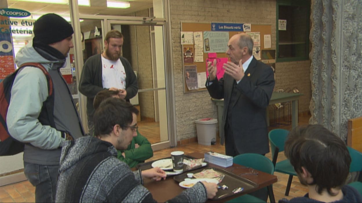 Bataille dans Roberval : le pari de Philippe Couillard | Radio-Canada