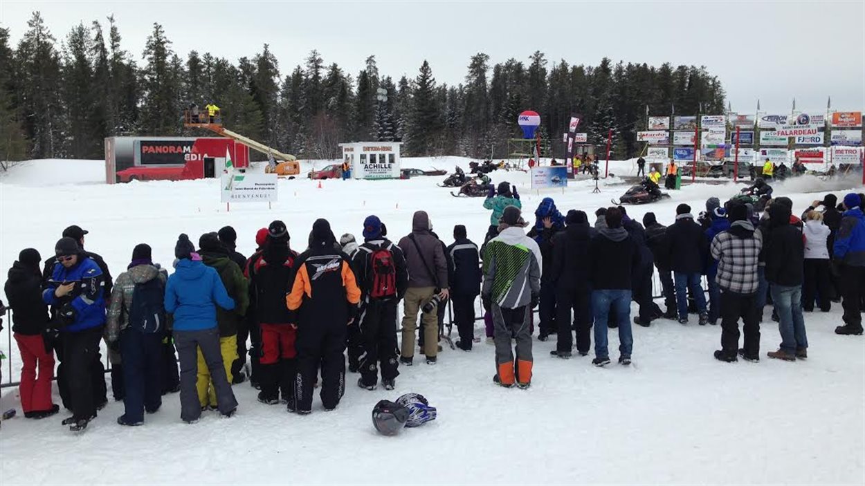 Course d'accélération de motoneiges à Saint-David-de-Falardeau | Radio ...