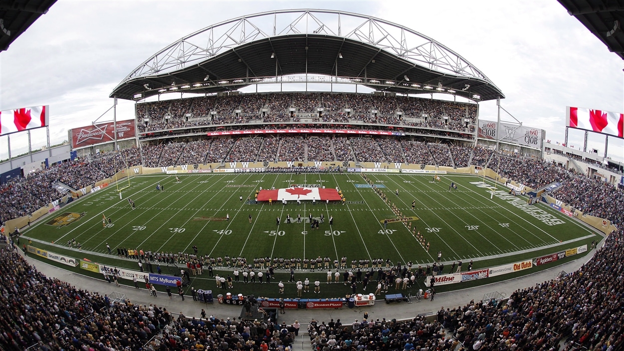 La FIFA visite le stade Investors Group Field | Radio-Canada