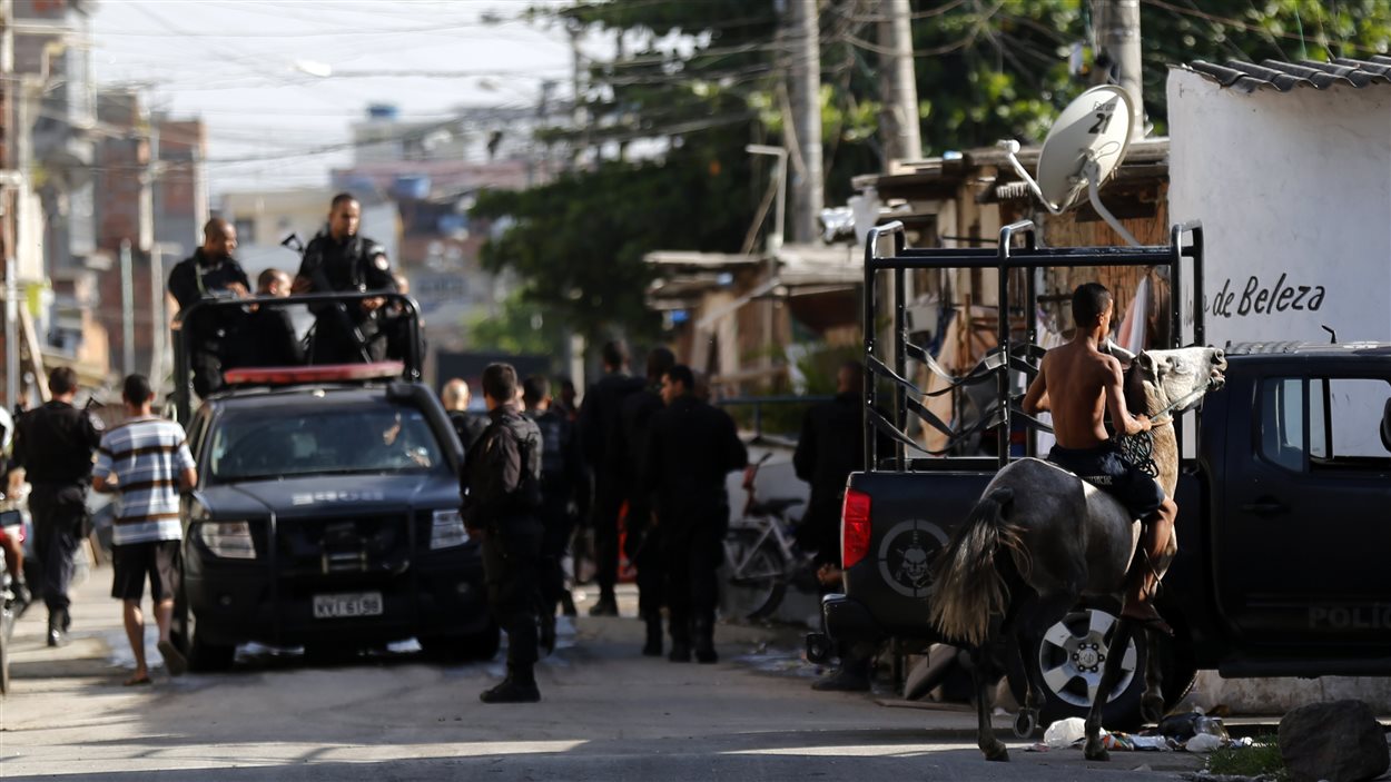Brésil : la police de Rio s'empare des favelas de la Maré | Radio-Canada