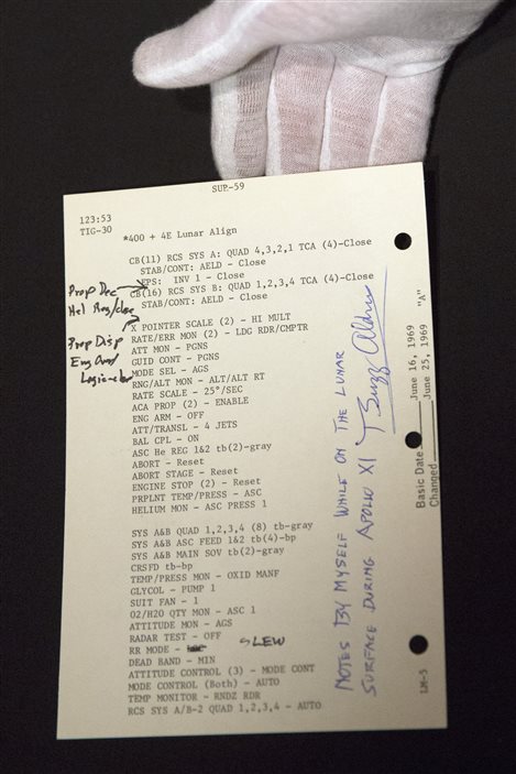 70 000 $ pour une liste d'Apollo 11 annotée par Neil Armstrong | Radio ...