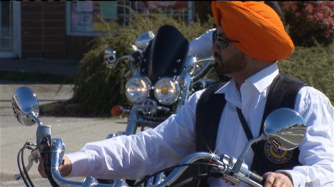 Turban à moto : la communauté sikhe promet de se battre | Radio-Canada