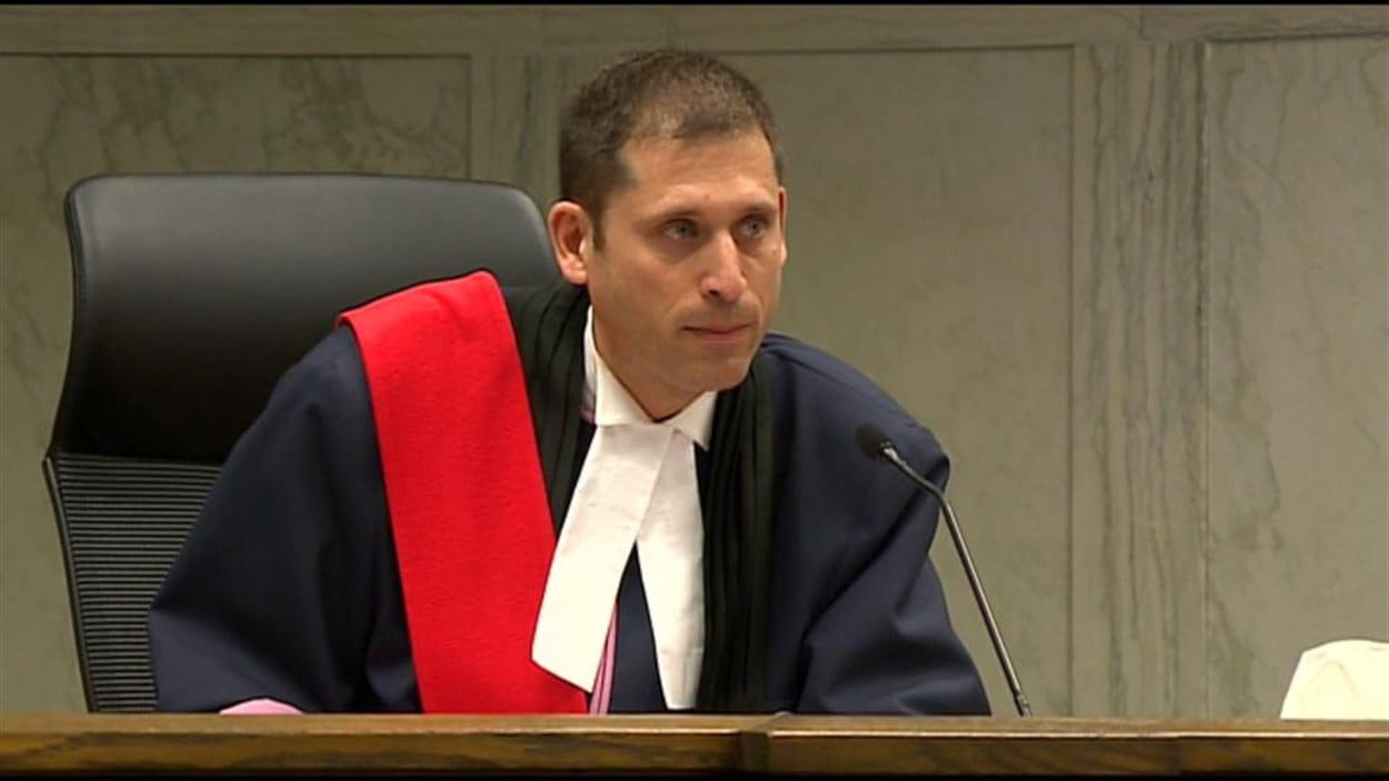 Un premier verdict est rendu devant une caméra | Radio-Canada.ca