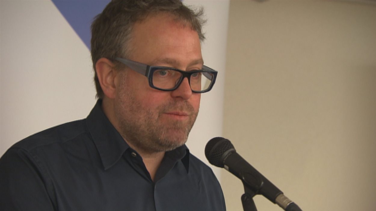 Alexandre Taillefer livre un plaidoyer pour l’art devant des gens d ...