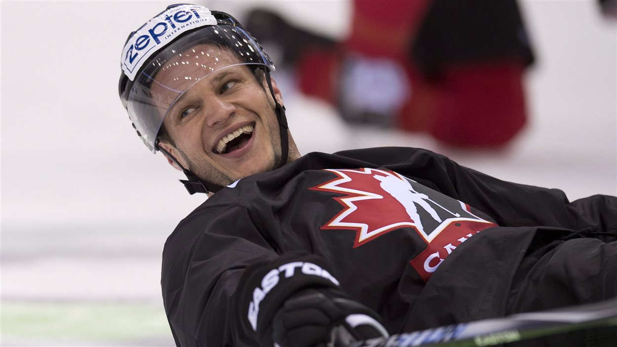 Bieksa reçoit son gilet de capitaine | Radio-Canada