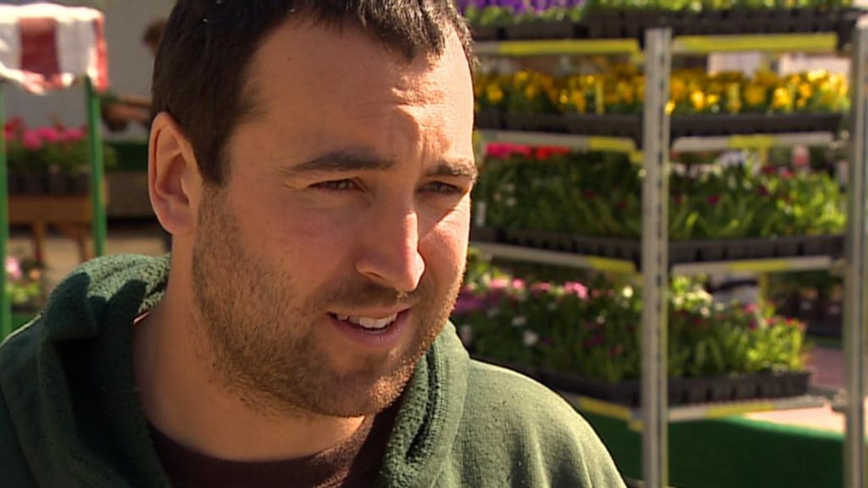 Le nid-de-poule géant préoccupe les commerçants | Radio-Canada