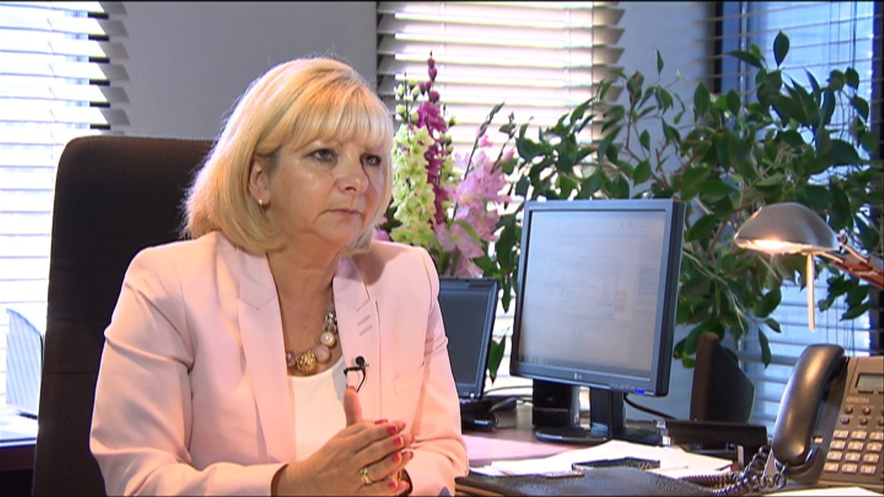 Le nombre de commissaires scolaires réduit de moitié | Radio-Canada