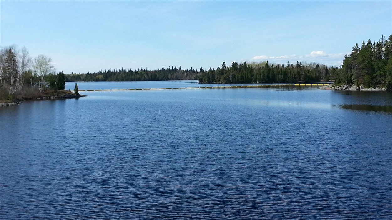 Lac Saint-Jean : Rio Tinto Alcan installe des estacades | Radio-Canada