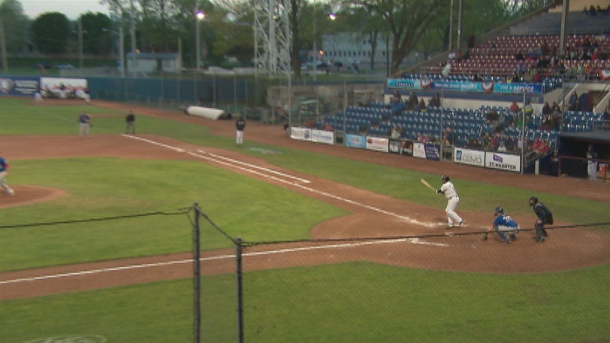 Victoire des Capitales contre les Boulders | Radio-Canada
