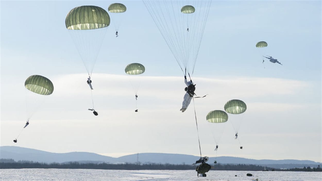 Alberta : un saut en parachute pour commémorer le débarquement | Radio ...