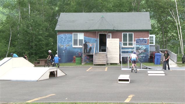 Un parc de skate qui fait des heureux à Carleton-sur-Mer | Radio-Canada