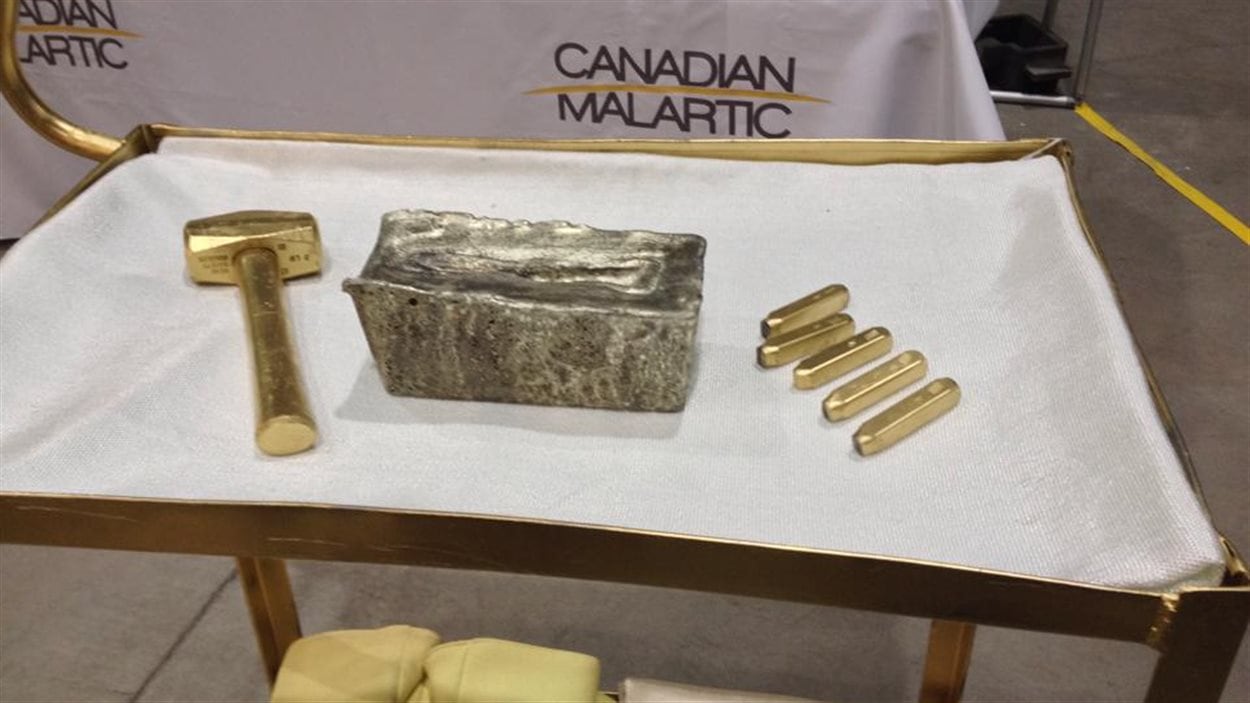 Première coulée d'or à la mine de Malartic | Radio-Canada