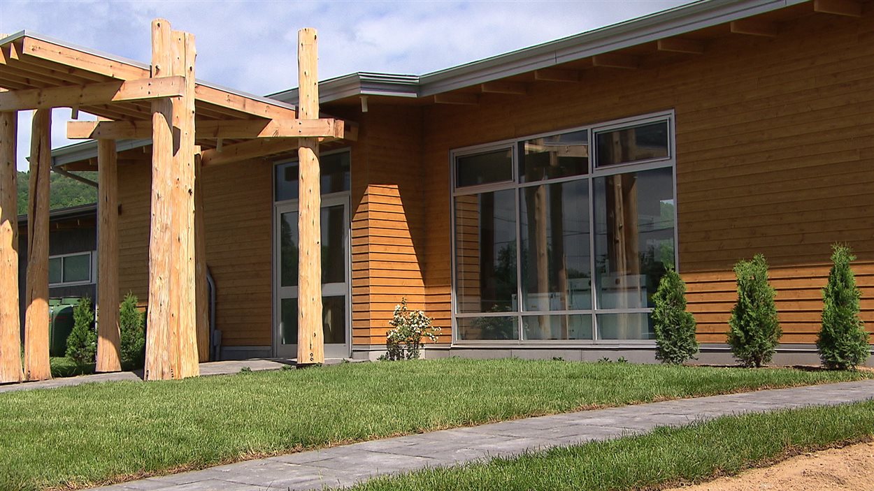 Un bâtiment a pris forme sur la plage de Pohénégamook | Radio-Canada.ca