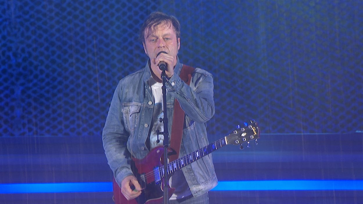 Un spectacle de la Saint-Jean rassembleur malgré la pluie | Radio-Canada