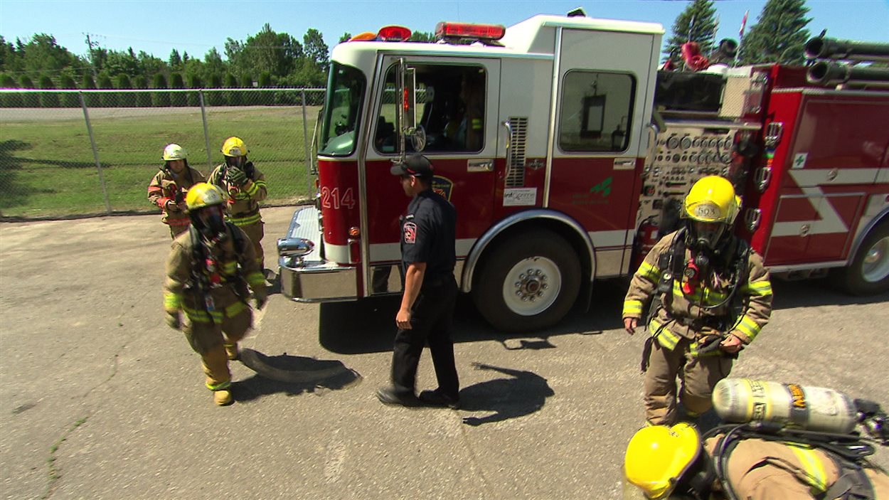 Des pompiers mieux équipés pour braver les flammes | Radio-Canada