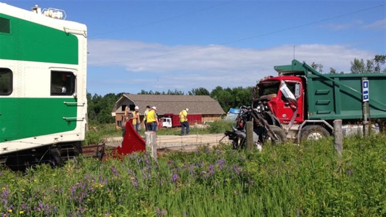 Collision d’un train GO avec un camion-benne | Radio-Canada