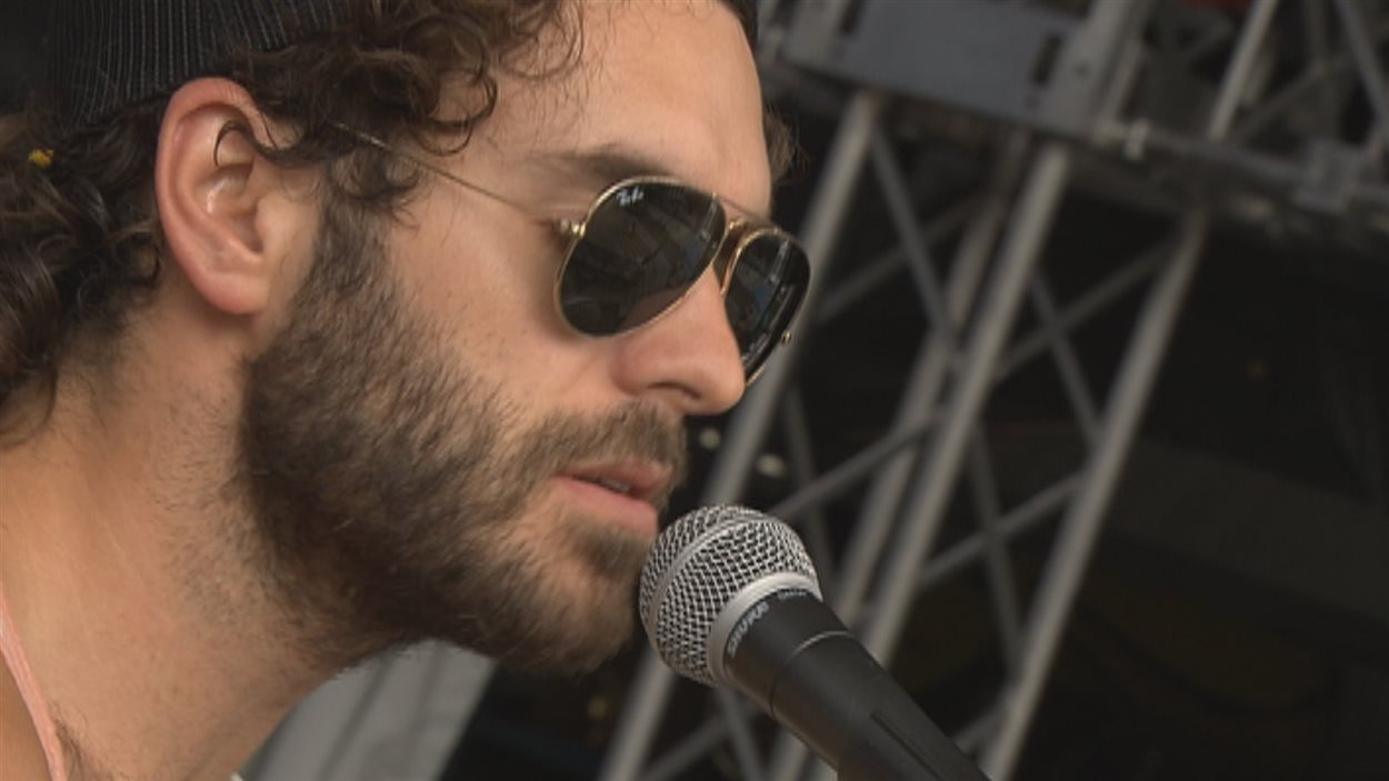 Alex Nevsky s'amuse au FEQ | Radio-Canada