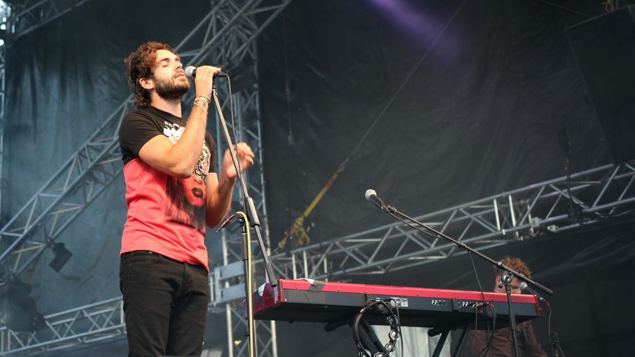 Alex Nevsky s'amuse au FEQ | Radio-Canada