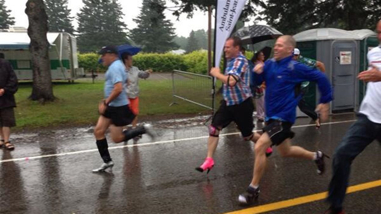 Une course en talons hauts à Notre-Dame-du-Mont-Carmel | Radio-Canada