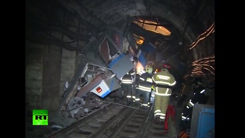 Au moins 21 morts dans le déraillement d'un métro à Moscou | Radio-Canada