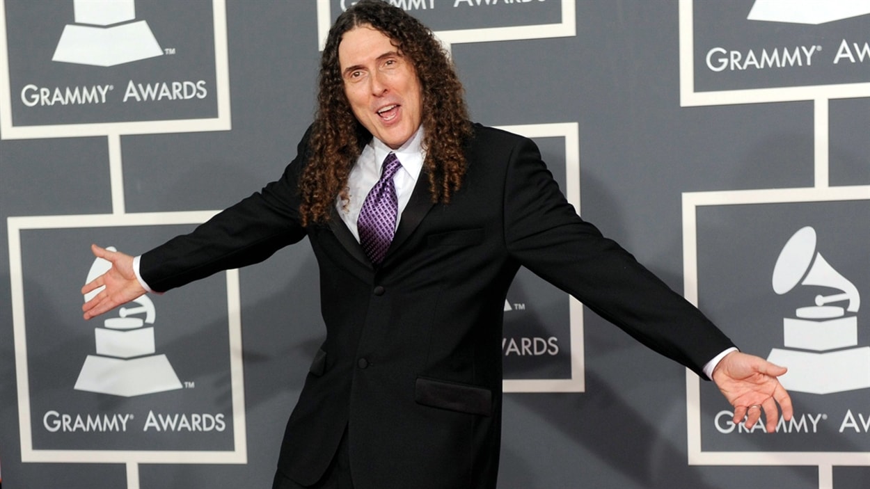 Le prince de la parodie « Weird Al » Yankovic à la mi-temps du Super ...