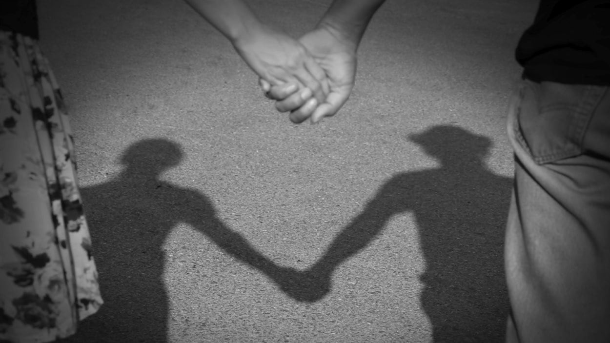 2 Mains Qui Se Tiennent Deux Mains Tiennent Un Coeur Lart De La Ligne