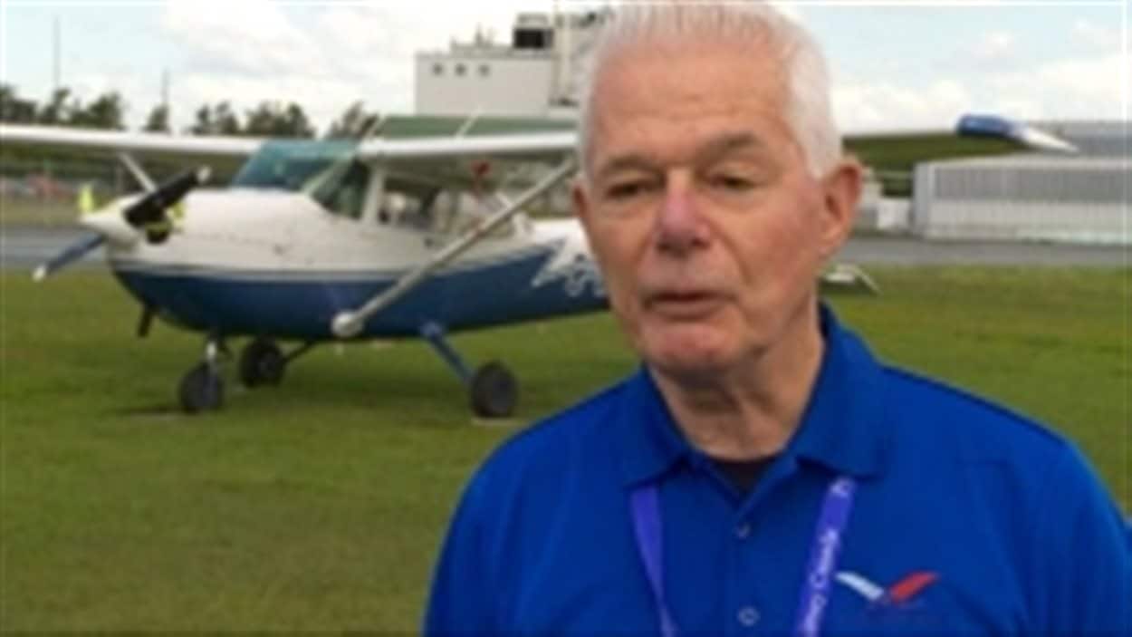 Passage d'un hydravion sous un pont | Radio-Canada